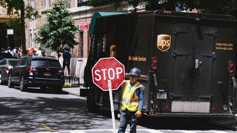 "¡Increíble! Lo que NUNCA debes hacer si tu paquete de UPS llega a la ...
